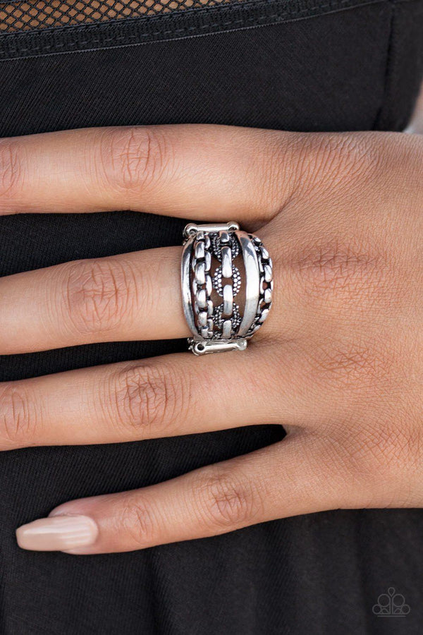 Paparazzi A Chic Reaction Silver Ring | CarasShop